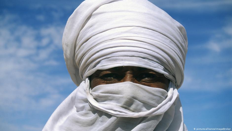 Moses kept wearing a mask – Sim Lev